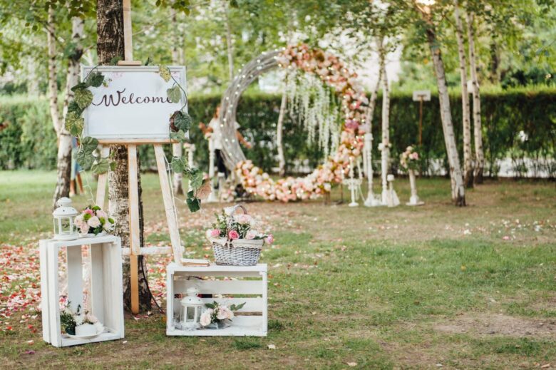 Wedding Signage Tips And Ideas That Are Fun & Functional - Royal Wedding